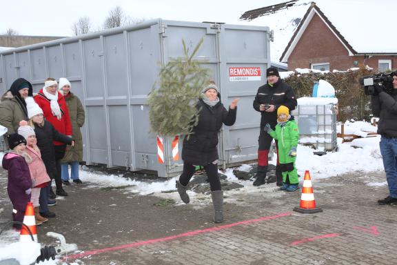 Tannenbaum-Weitwurf in Friedrichstadt – die schönsten Bilder
