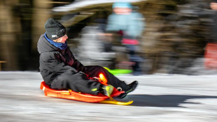 Flutlicht-Rodeln in Garding: Mit Vollgas den Hang hinunter