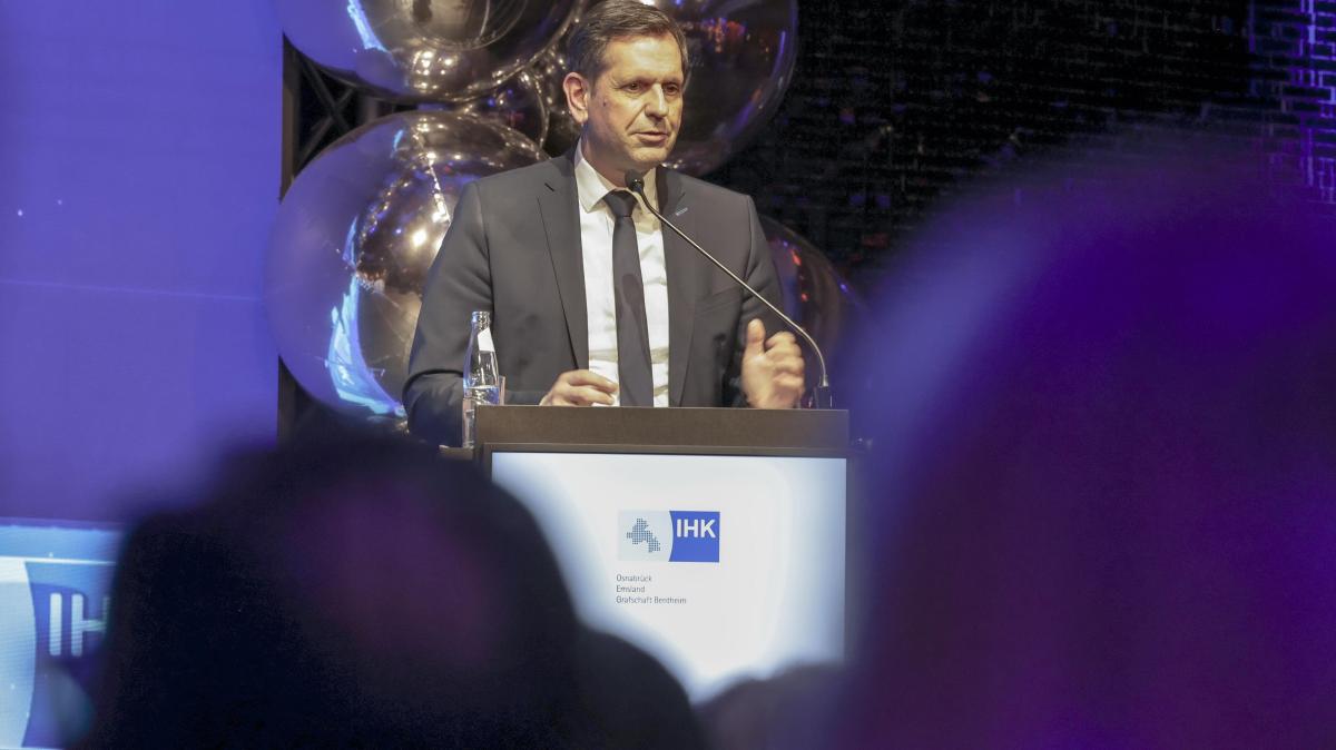 Ministerpräsident Olaf Lies in Osnabrück: Bekenntnis zum VW-Werk