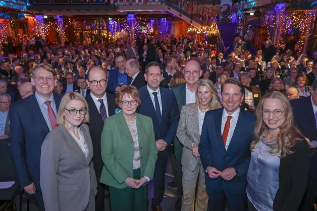 Ministerpräsident Olaf Lies in Osnabrück: Bekenntnis zum VW-Werk