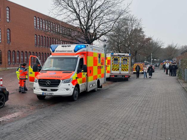 Reizgas-Einsatz: Evakuierung nach Gas-Alarm an Schule in Lübeck