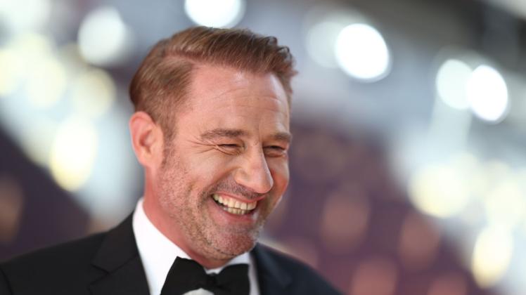 Sänger Sasha bringt sein Kind mit Golfcart zur Schule