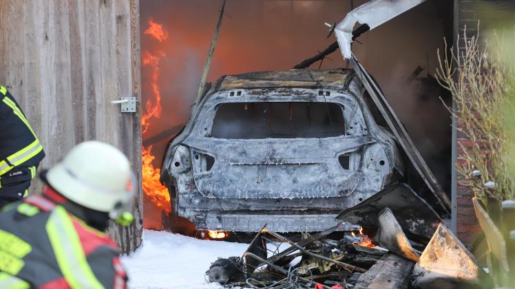 Feuer in Kellinghusen: Mercedes geht in Garage in Flammen auf
