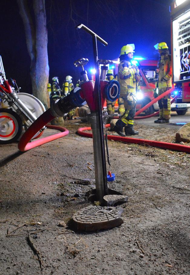 Reinbek: Brand in der Buchtallee droht auf Wohnhaus überzugreifen