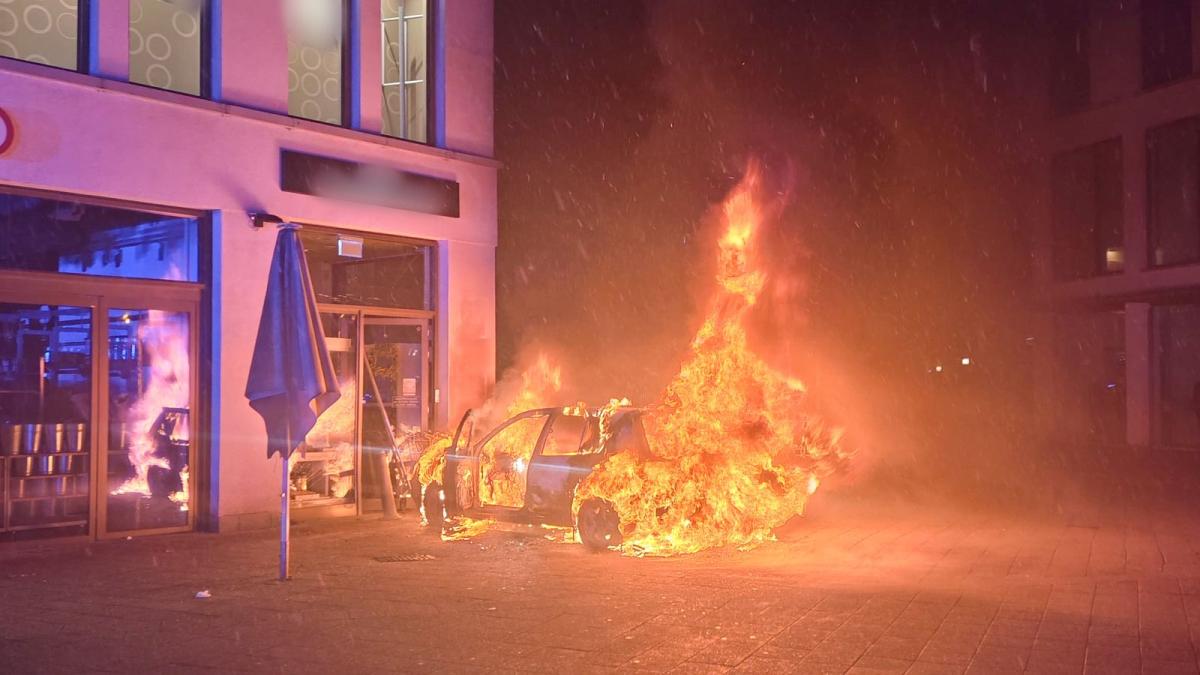Diebe nutzen Auto als Rammbock - Wagen geht in Flammen auf
