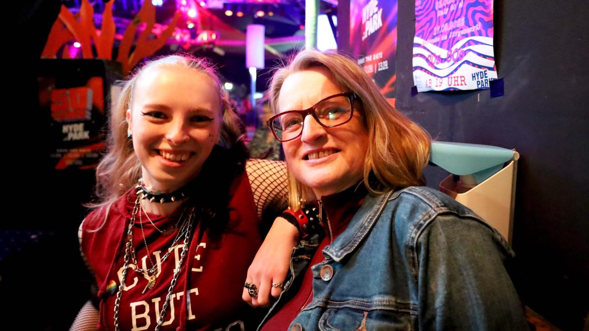 Disco für Boomer: Darum ist der Tanztee in Osnabrück so beliebt