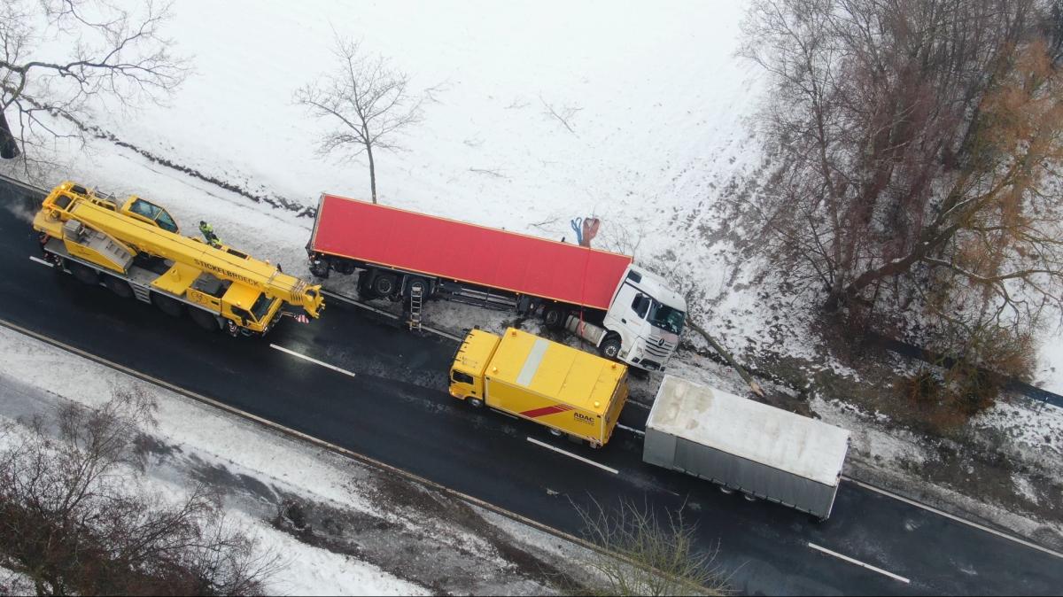 Lkw-Unfall auf Eis: B214 bei Holdorf stundenlang gesperrt