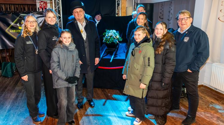 Ganderkeseer Narren tragen Fasching am Aschermittwoch zu Grabe