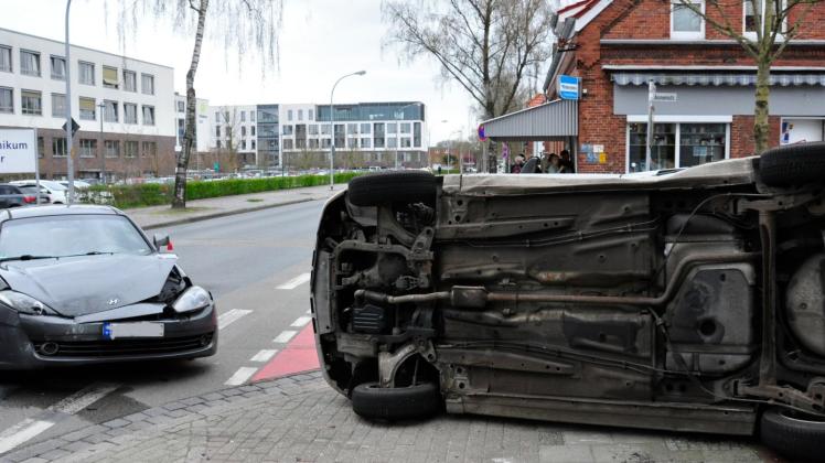 Auto bleibt nach Zusammenstoß auf der Seite liegen