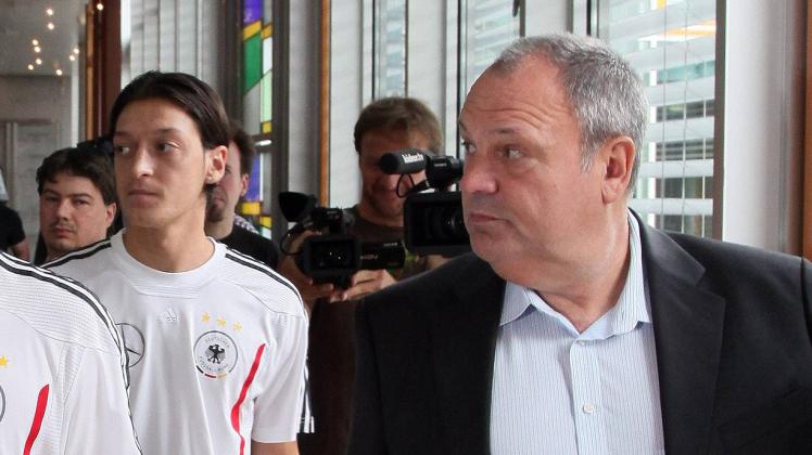 Abgetaucht: Ex-DFB-Sprecher Stenger rechnet mit Mesut Özil ab