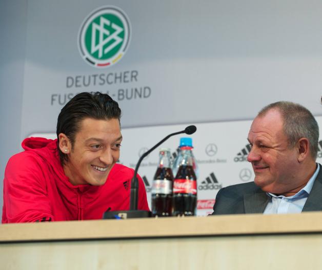 Abgetaucht: Ex-DFB-Sprecher Stenger rechnet mit Mesut Özil ab
