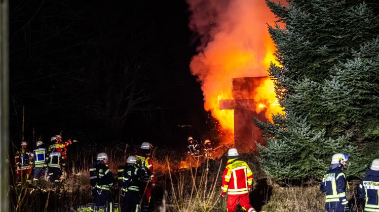 Feuer in Flensburg-Tarup: Leerstehendes Haus brennt