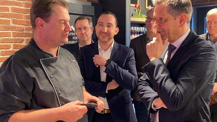 Olaf Lies besucht Fleischerei Leggedör in Weener
