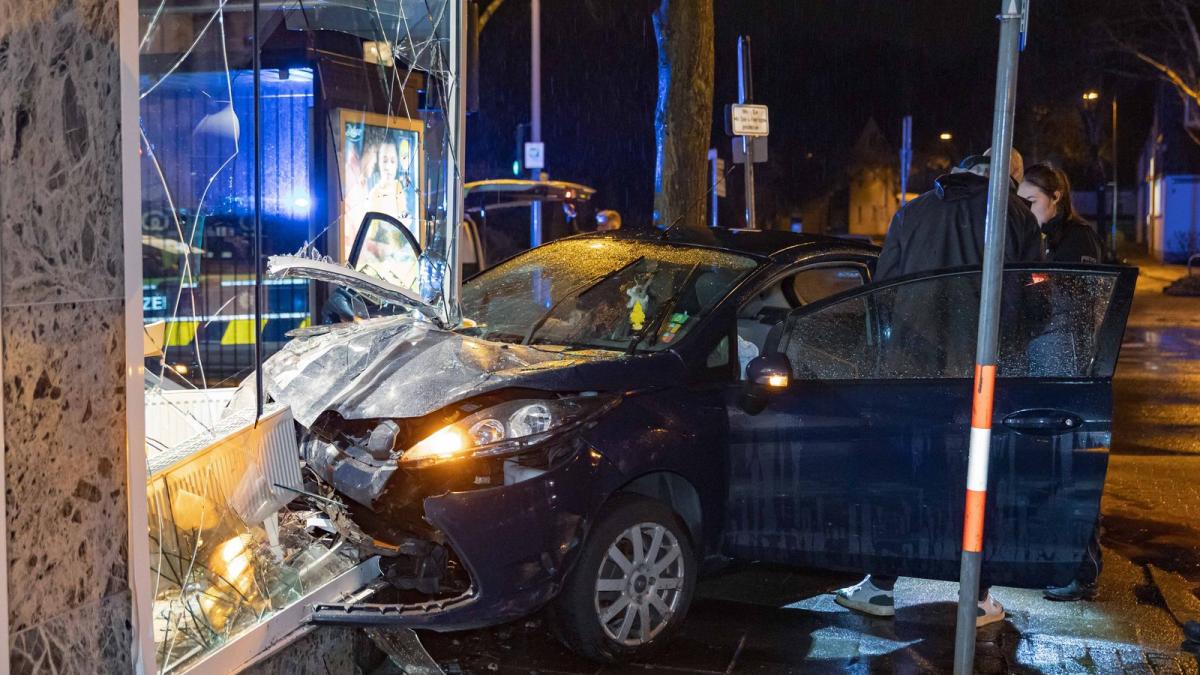 Flucht vor Autobahnpolizei: Mann kracht mit Auto in Bäckerei