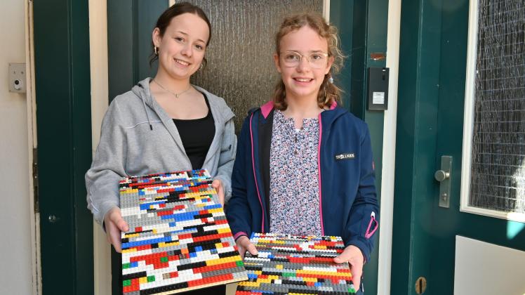 Maria Dörfler und Franziska Baumann bauen Lego-Rampen