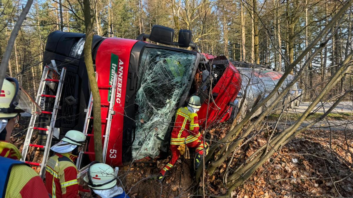 B77 nach Unfall mit Gefahrgut-Lkw voll gesperrt bei Itzehoe