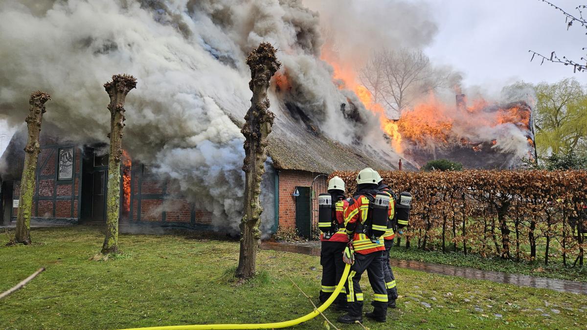 Großfeuer in Seester zerstört Reetdachhaus