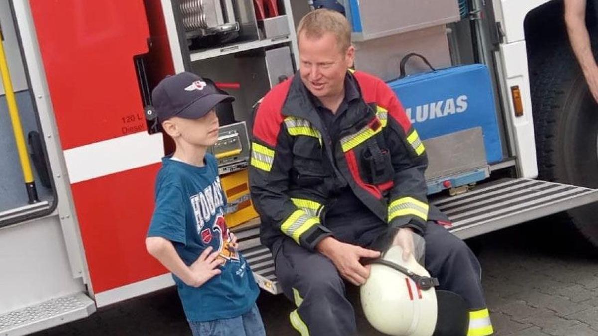 Feuerwehren bringen schwer erkrankten Hagen zum Strahlen