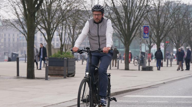 Neue Pflicht für Autofahrer? So Radfahrer besser geschützt werden