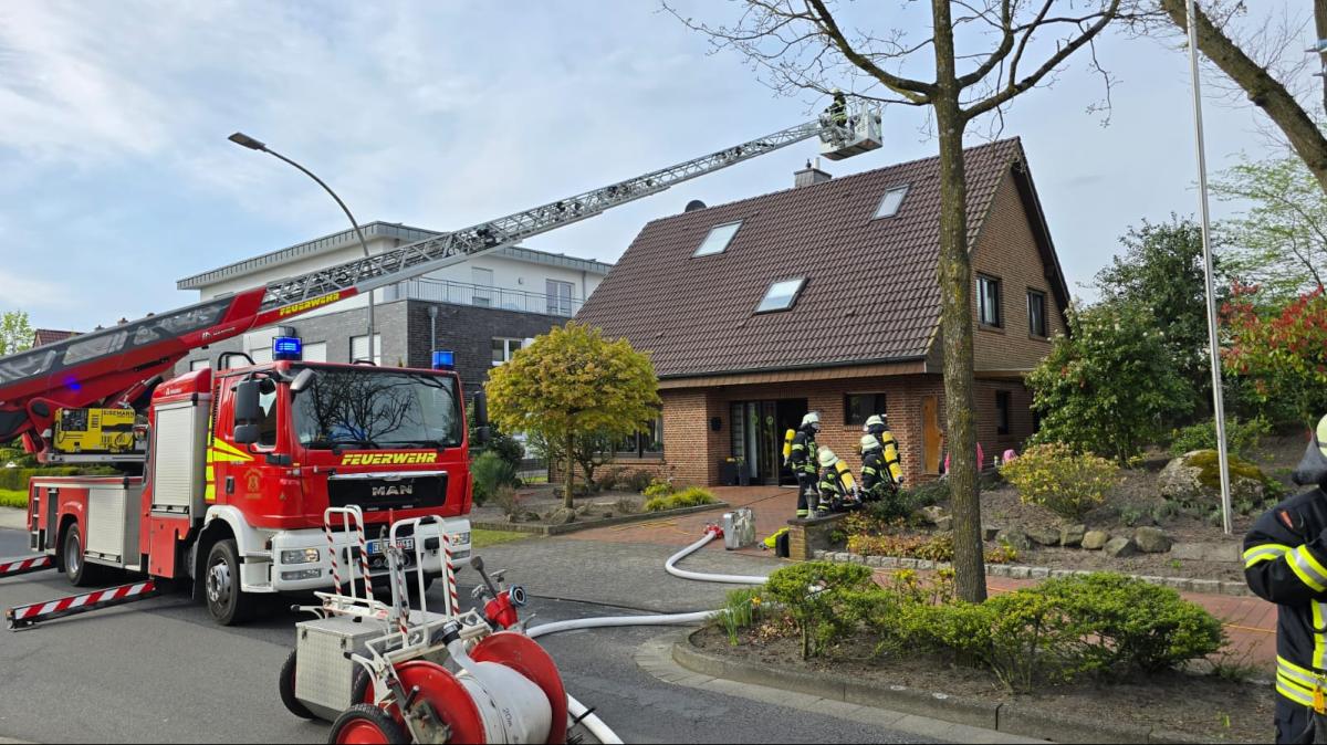 Feuerwehr Lingen rückt wegen Kaminrauch in Darme aus