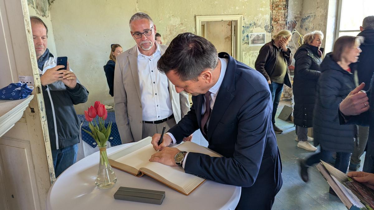 Ministerpräsident Olaf Lies war im Buchenhof in Dornum zu Besuch.