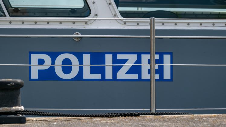 Fähre kippt beim Anlegen leicht ab: 3 Menschen stürzen ins Wasser