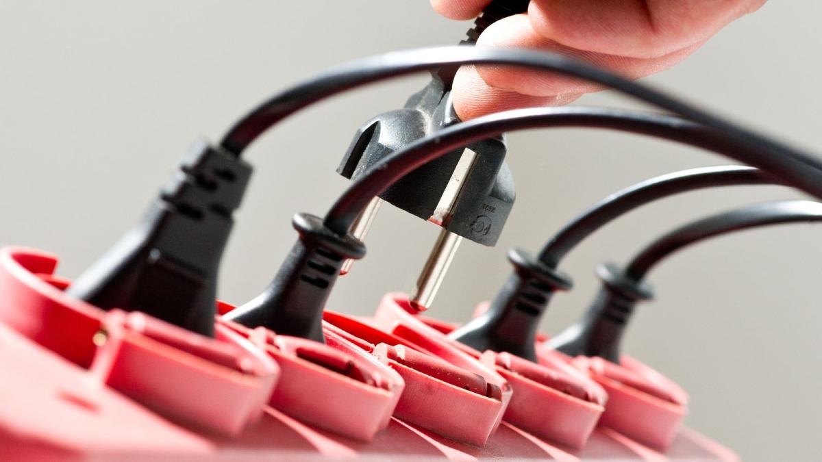 Überlastet: Wann Mehrfachsteckdosen zur Brandgefahr werden
