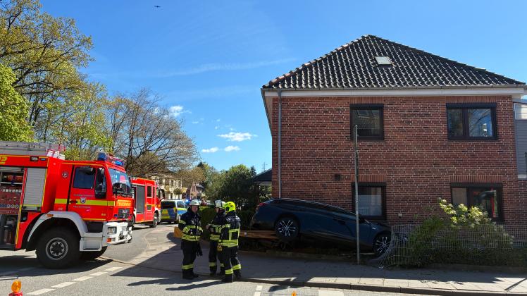 Unfall Bad Oldesloe: Pkw-rammt Haus, Ersthelfer retten Fahrer