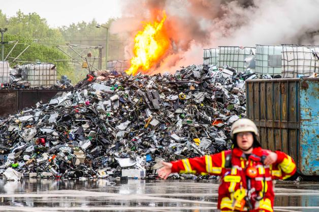 Großfeuer in Flensburg: Elektroschrott brennt bei Nord-Schrott