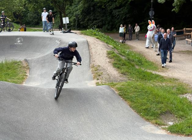 Pumptrack am Planschbecken: Neuer Unterstand eingeweiht