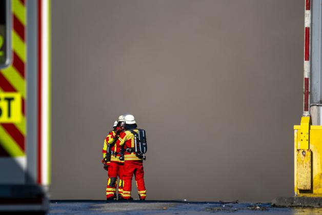 Großfeuer in Flensburg: Lagerhalle mit Sperrmüll steht in Flammen