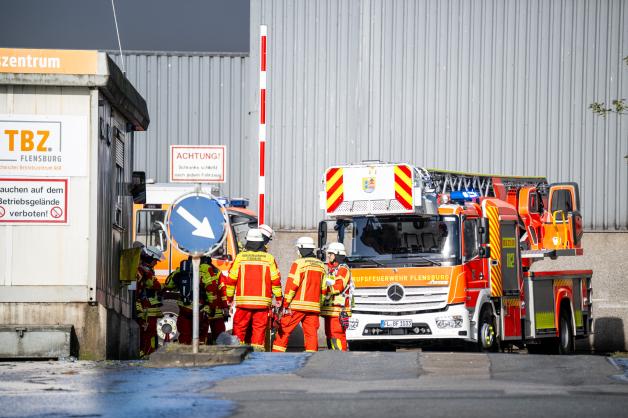 Großfeuer in Flensburg: Lagerhalle mit Sperrmüll steht in Flammen
