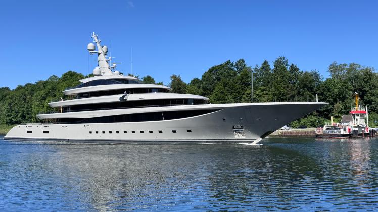 Lürssen-Yacht Nixie fährt durch den NOK in Richtung Ostsee