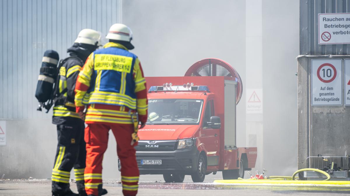 Großfeuer in Flensburg: Lagerhalle mit Sperrmüll steht in Flammen