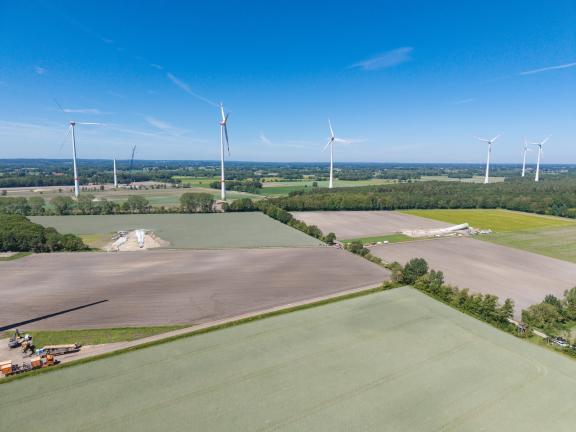 In Bildern: Sprengung zweier Windräder im Windpark Gehrde