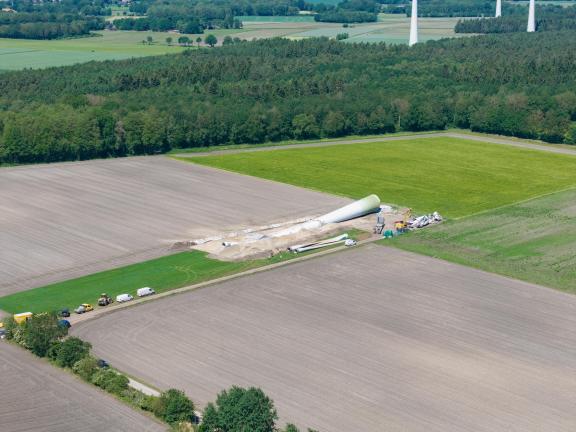 In Bildern: Sprengung zweier Windräder im Windpark Gehrde