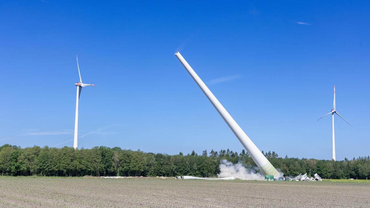 In Bildern: Sprengung zweier Windräder im Windpark Gehrde