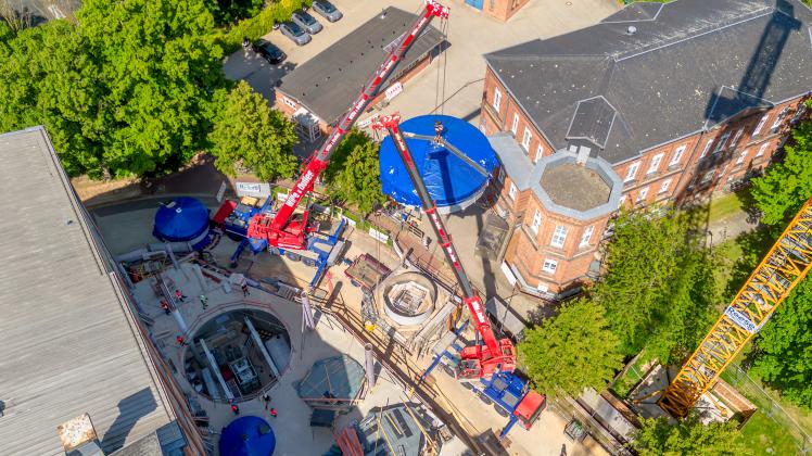 Flensburger Brauerei: Riesen-Tank per Kran ins Sudhaus gehoben