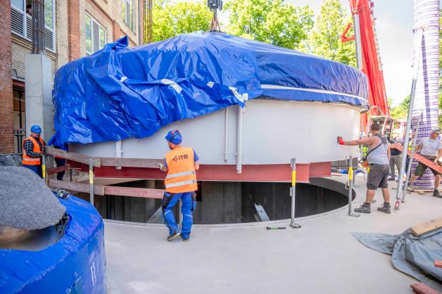 Flensburger Brauerei: Riesen-Tank per Kran ins Sudhaus gehoben