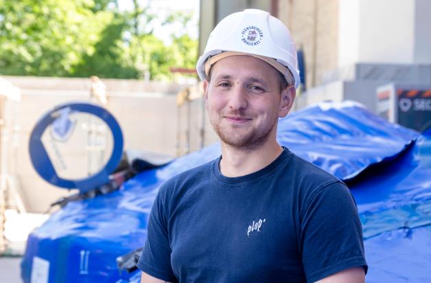 Flensburger Brauerei: Riesen-Tank per Kran ins Sudhaus gehoben