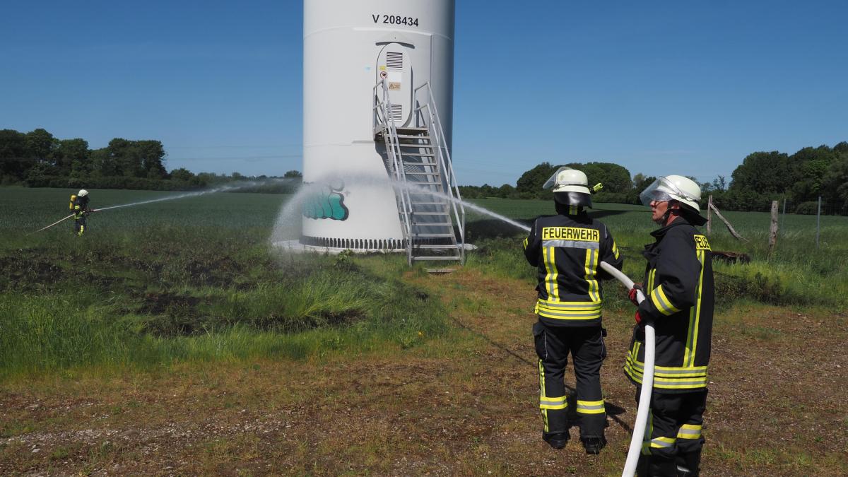Windrad-Brand: Feuerwehr löscht Flammen bei Siebenbäumen