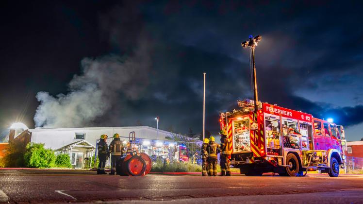 Feuer in Husum: Großes Gewächshaus steht in Flammen