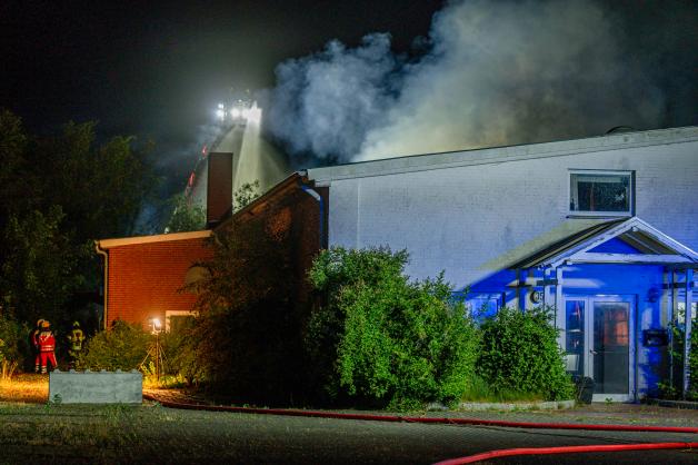Feuer in Husum: Großes Gewächshaus steht in Flammen