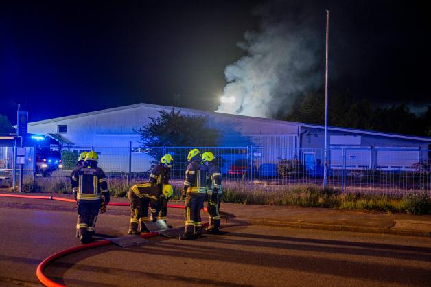 Feuer in Husum: Großes Gewächshaus steht in Flammen