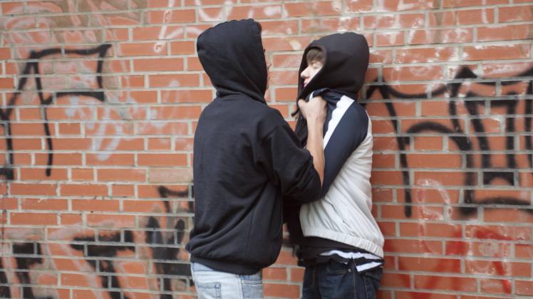 Schulweg-Kriminalität: Sollte man Raub unter Kindern anzeigen?