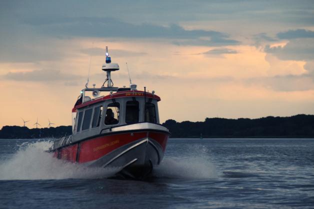 Feuerwehr Wedel: Unterwegs mit dem neuen Einsatzboot auf der Elbe