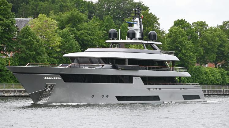 Vom NOK zur Formel 1: Yacht Kinship passiert Rendsburg