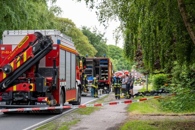 Gefahrgut-Einsatz: Kreisel am Feuerwehrhaus in Hage gesperrt