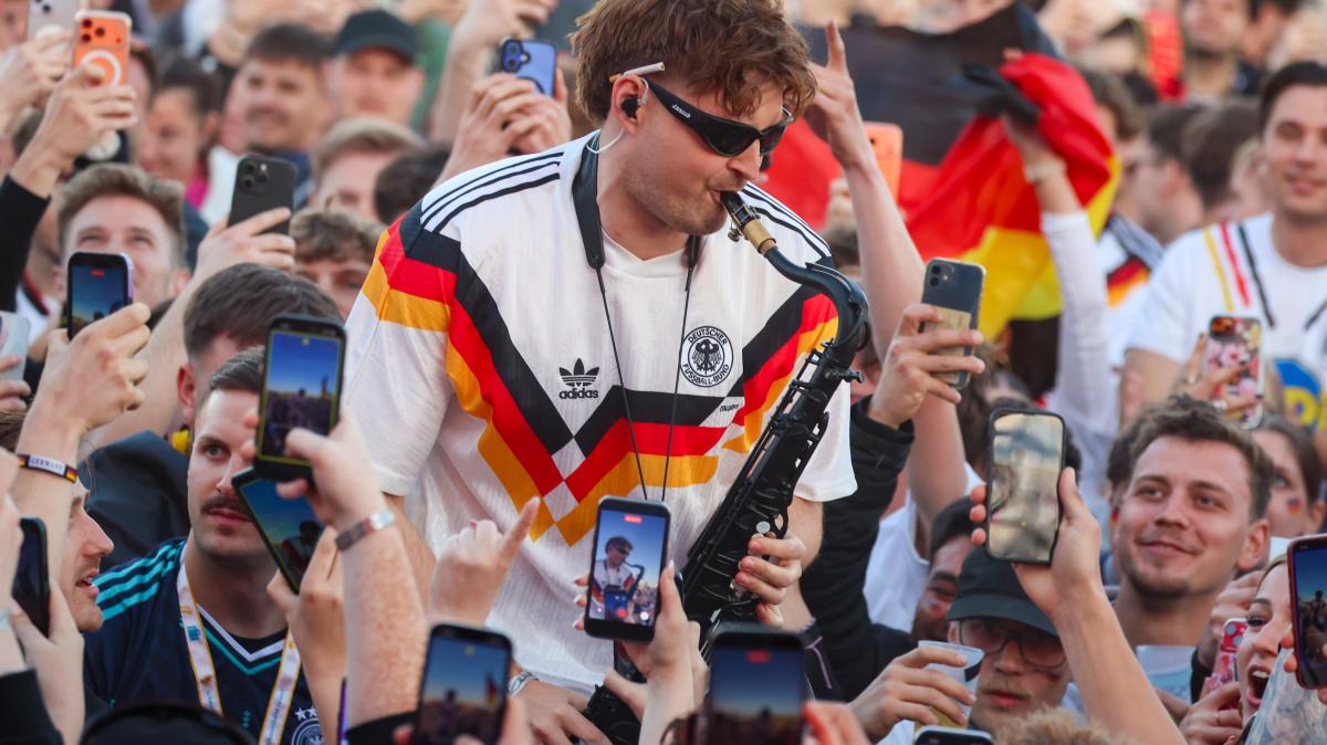 Kult-Saxophonist kommt zur Lohner Fanmeile