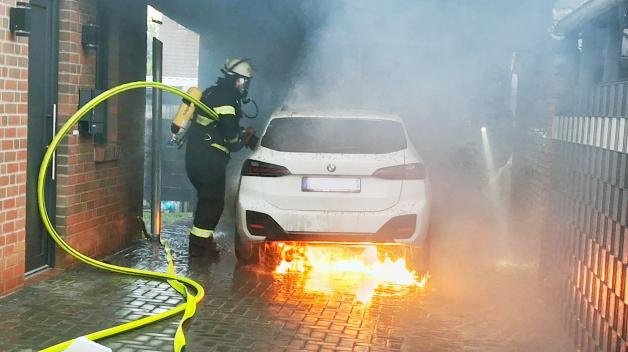 Autobrand greift auf Wohnhaus über: Feuerwehr rettet Bewohner